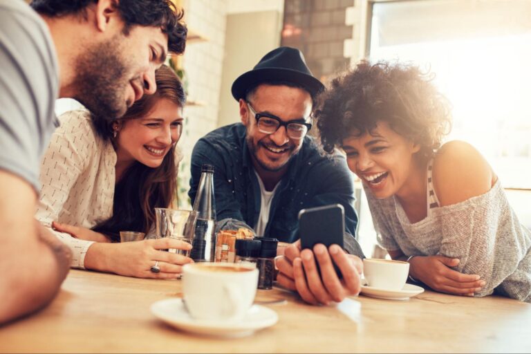 Melhores músicas de amizade para celebrar amigos - Deezer The Backstage